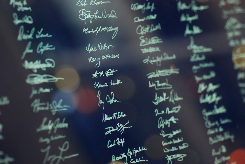 Signatures TU/e graduates etched in windows overpass
