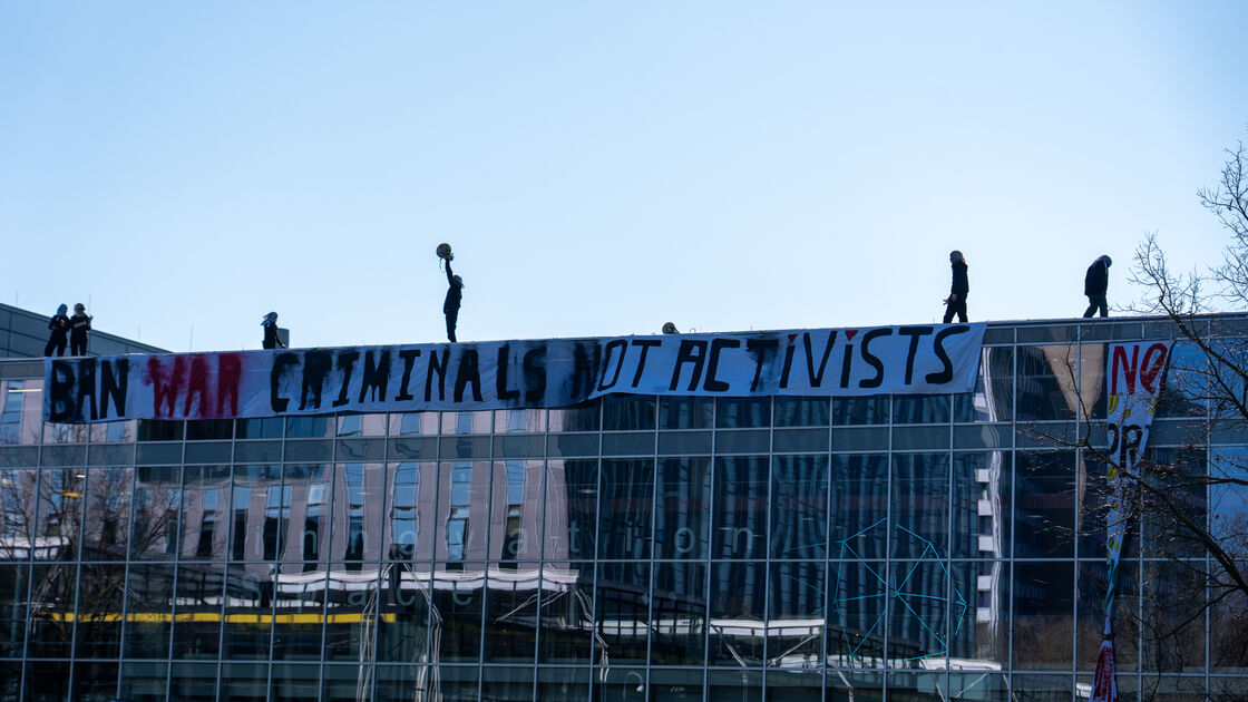 Demonstrators occupy roof of Matrix building on TU/e campus