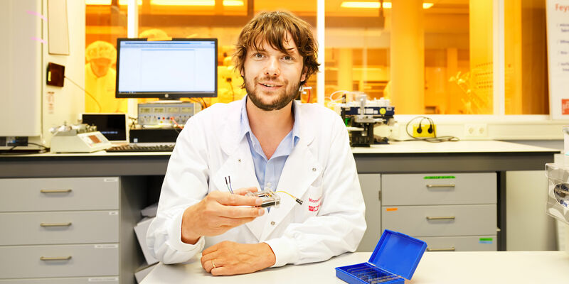 Artificial synapse 'talks' to living cells Artificial synapse 'talks' to living cells