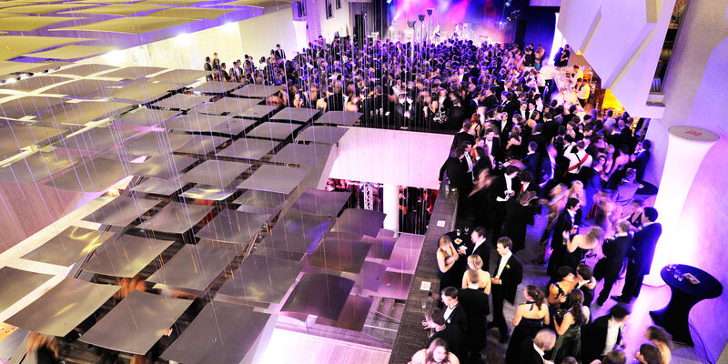 Lustrumgala in heldenthema en zonder afstand